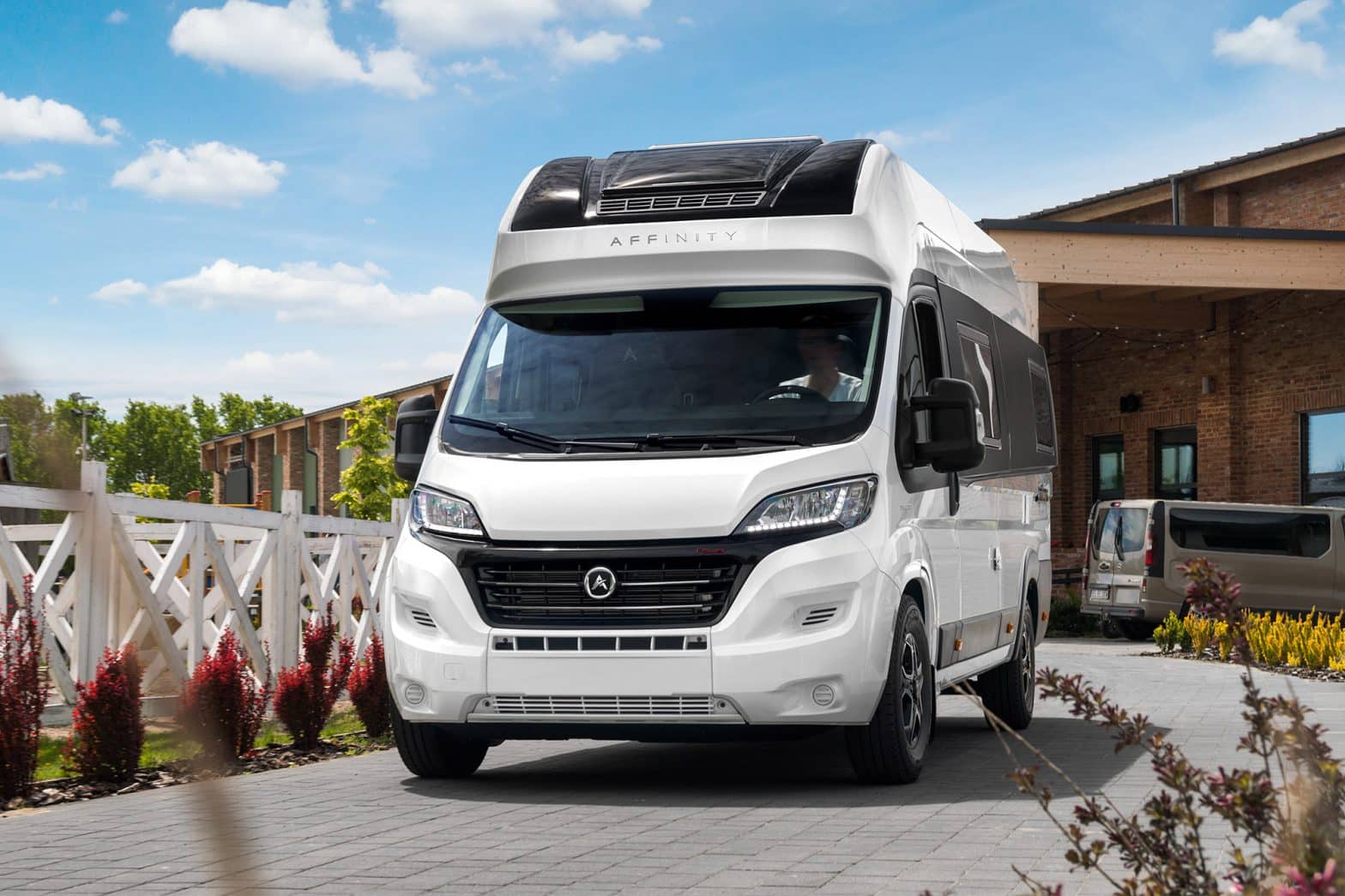 Affinity Camper Van is een bijzondere buscamper met integraaltrekjes ...