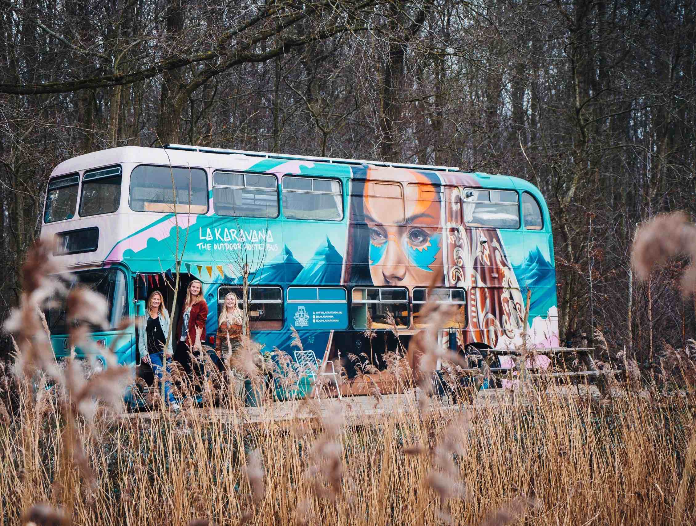 La Karavana: het eerste rijdende dubbeldekker hostel - Campingtrend