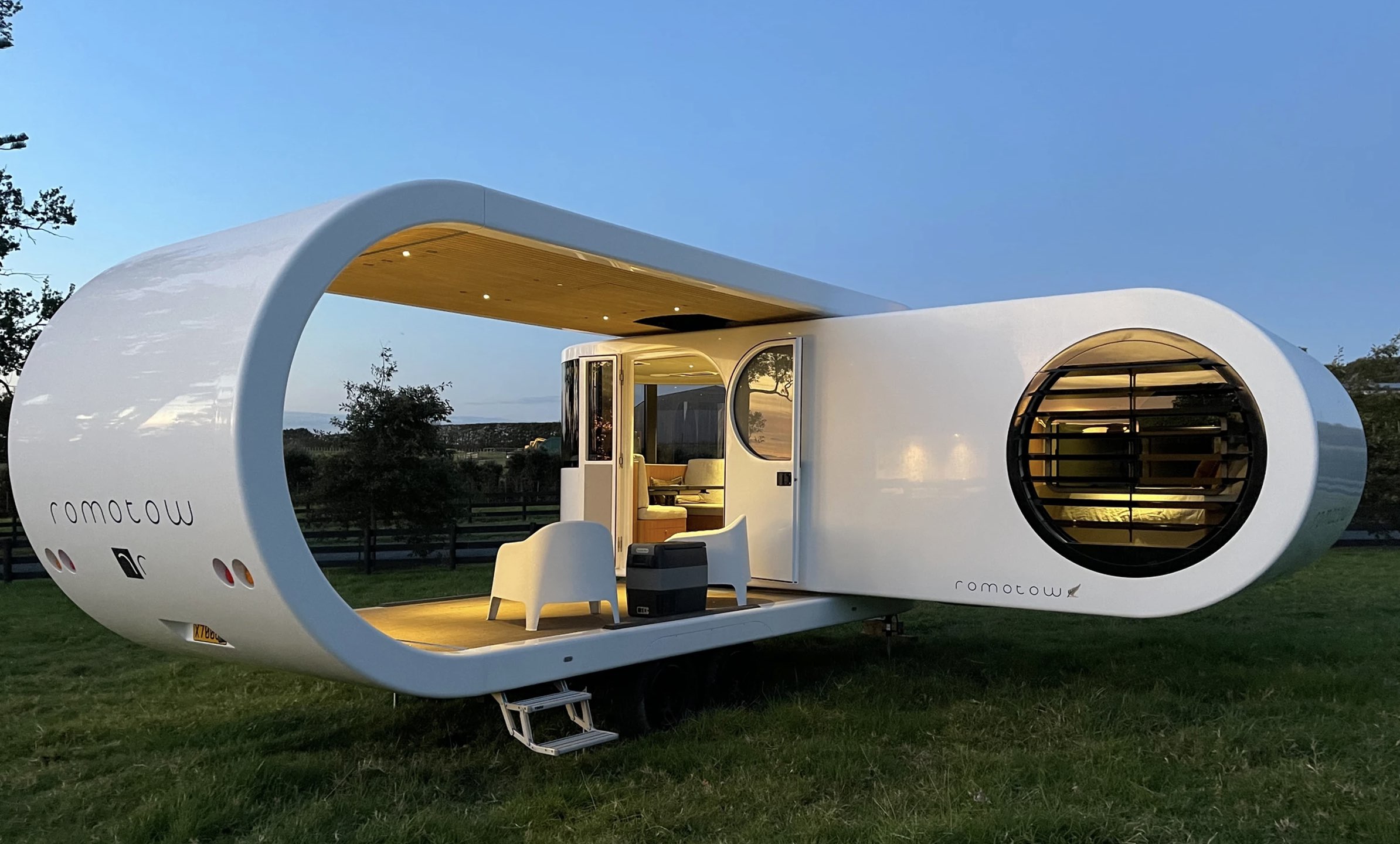Romotow T8: ronddraaiende caravan met terras - Campingtrend